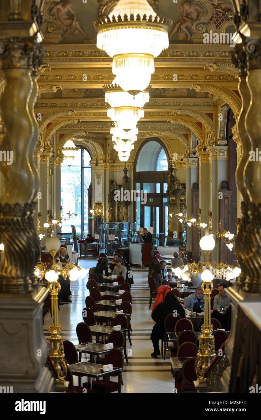 Tortile columns hi-res stock photography and images - Alamy