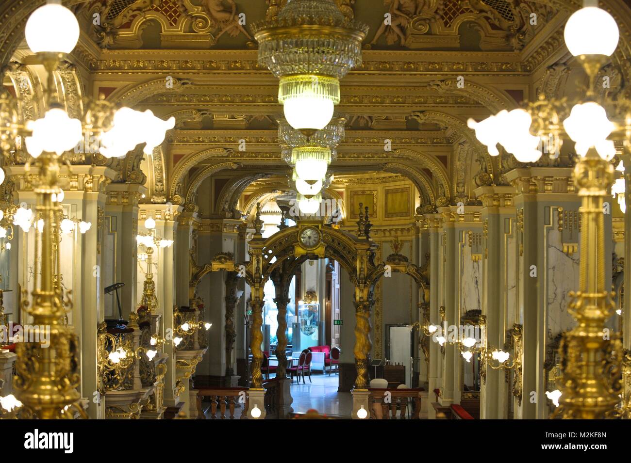 Tortile columns hi-res stock photography and images - Alamy