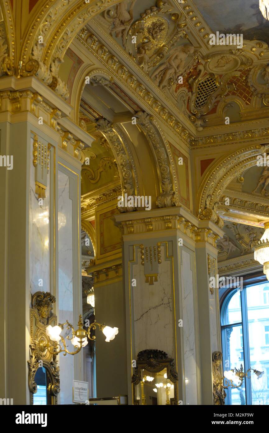 Tortile columns hi-res stock photography and images - Alamy