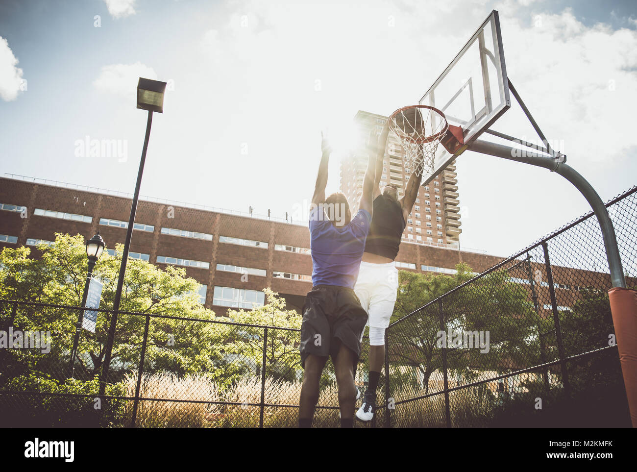 Men playing basketball venice beach hi-res stock photography and images ...