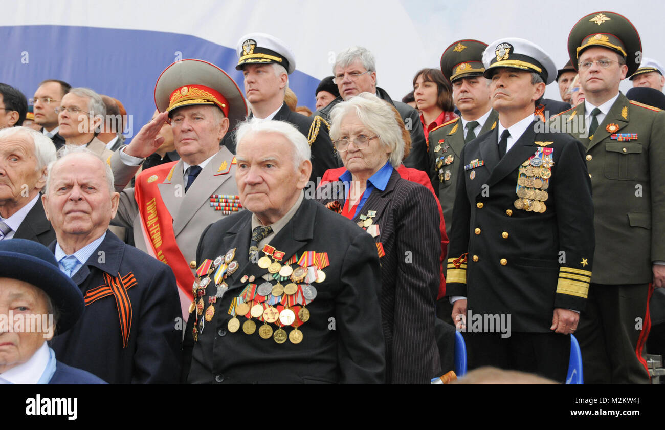 Soldier russian army salutes hi-res stock photography and images - Alamy