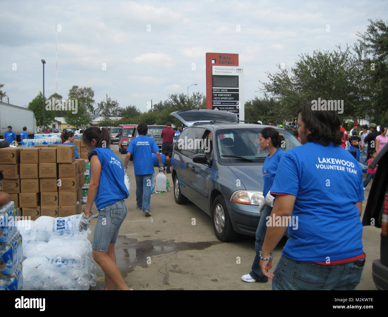 Volunteers at a U.S. Army Corps of Engineers and Federal Emergency ...