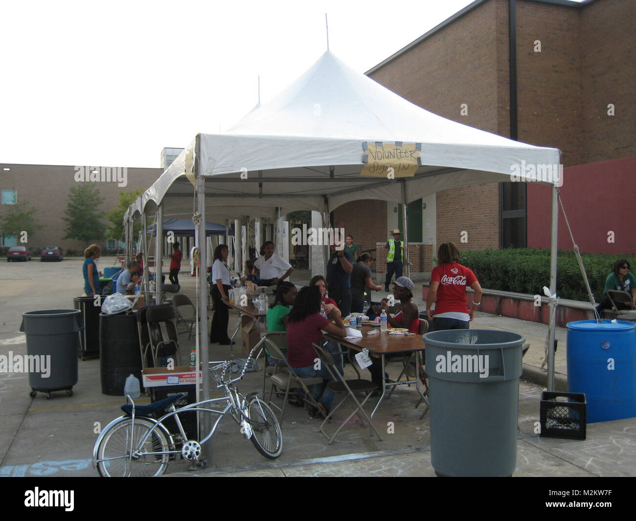 Volunteers at a U.S. Army Corps of Engineers and Federal Emergency ...