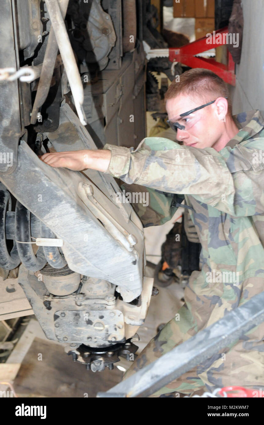 Vehicle repair by 1st Armored Division and Fort Bliss Stock Photo - Alamy