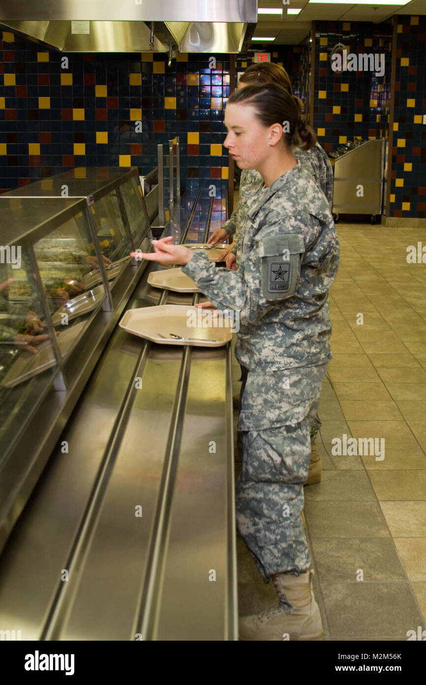 Trainee Soldiers eat lunch at the new Army Ordnance Dining Facility at ...