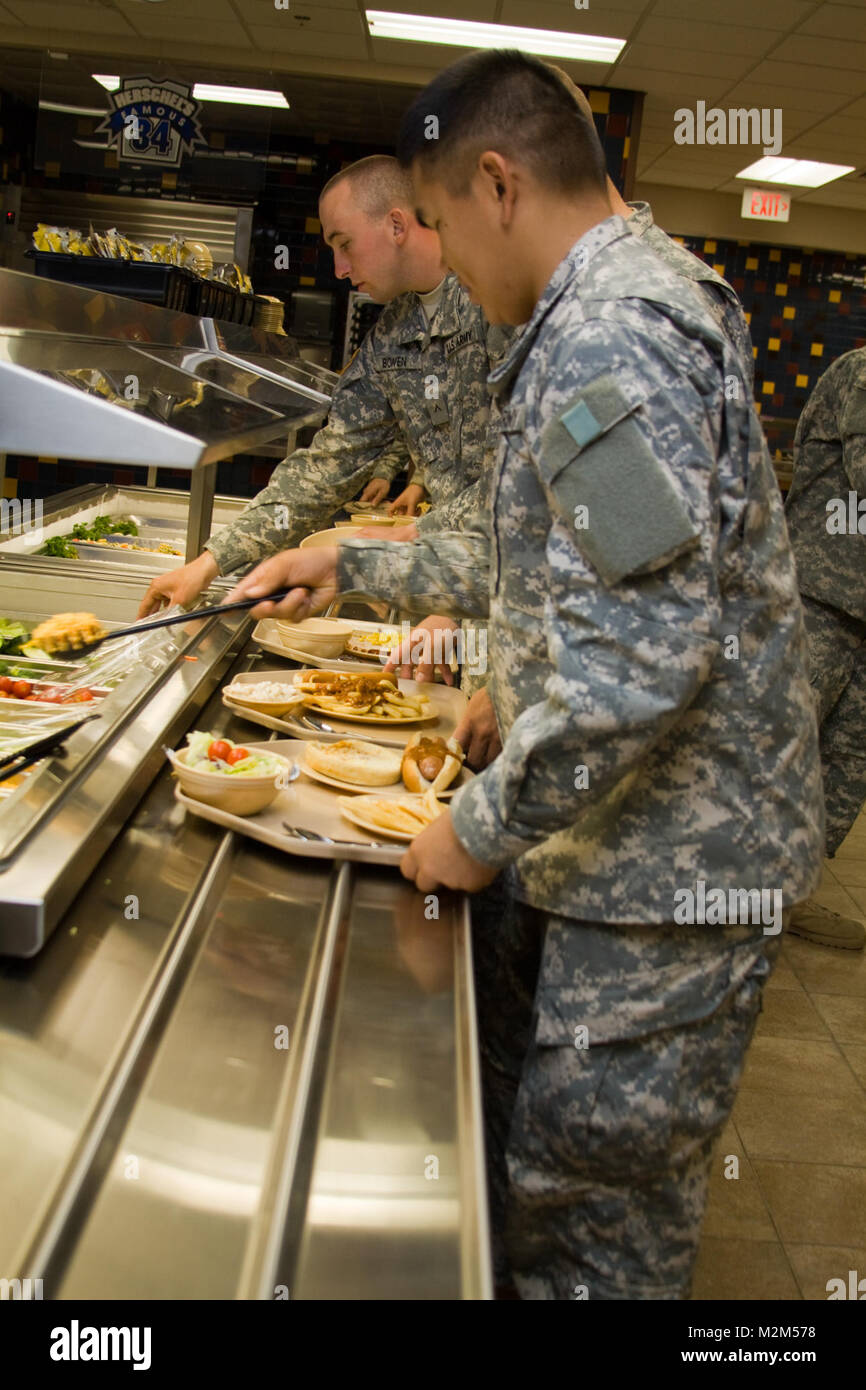 Trainee Soldiers eat lunch at the new Army Ordnance Dining Facility at ...