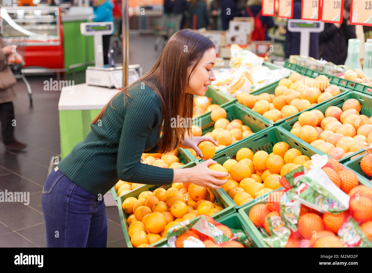 Grocery shop oranges hi-res stock photography and images - Alamy