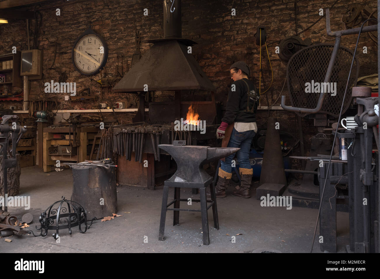 Female blacksmith work forge hi-res stock photography and images - Alamy