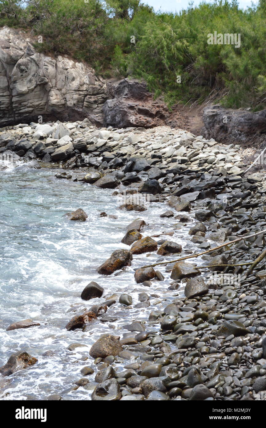 Rocky shore lines hi-res stock photography and images - Alamy