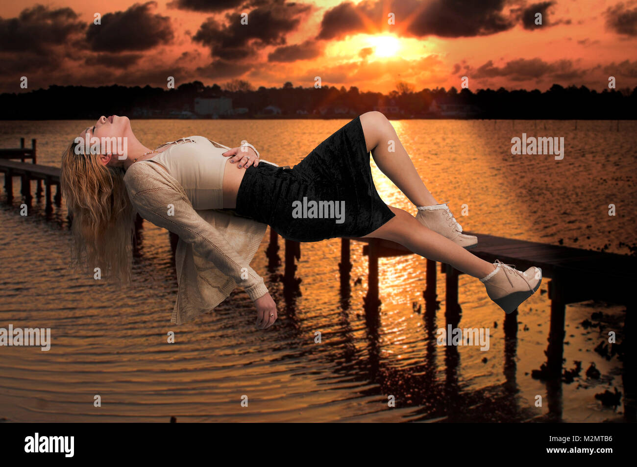 The floating woman trick hi-res stock photography and images - Alamy