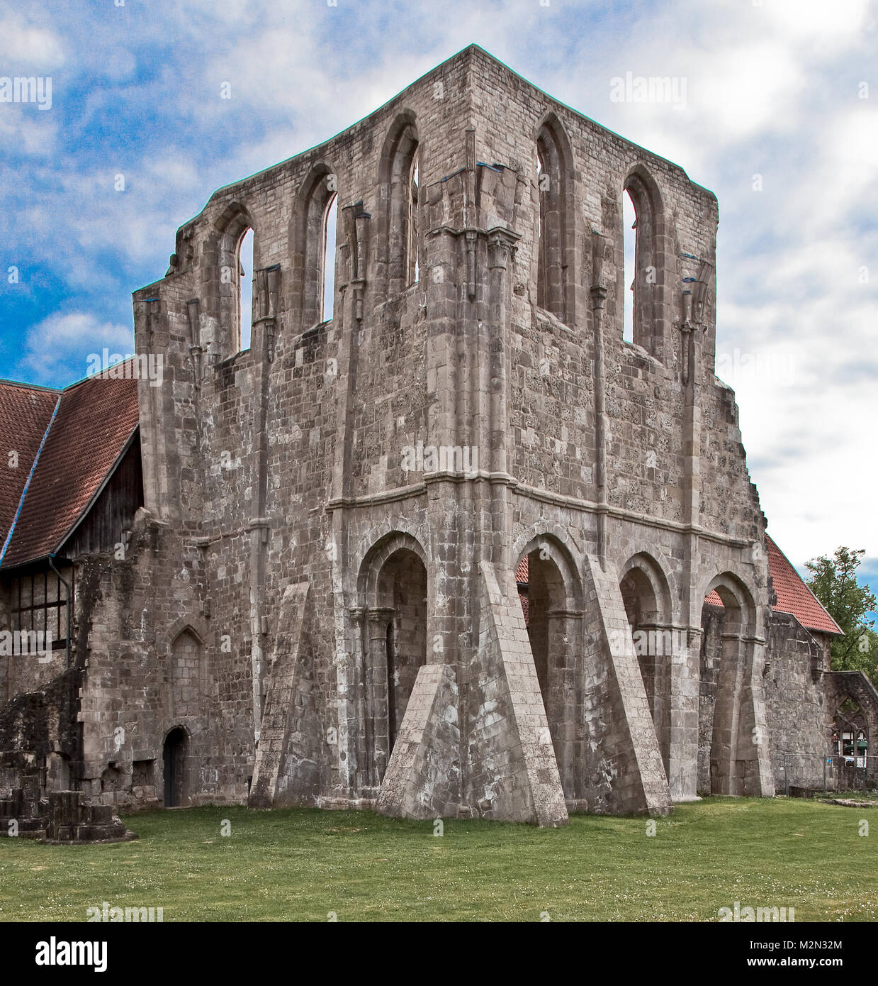 Walkenried Ruine der Klosterkirche Teilansicht von Nordosten links Rest ...