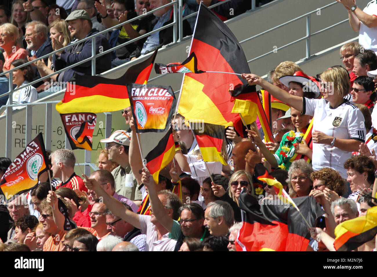 Fussball deutschland stadion fans hi-res stock photography and images ...