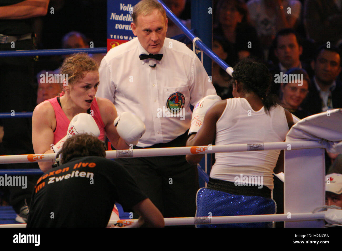 Boxen am 28.04.2007 in Oberhausen Ina Menzer verteidigt ihren WIBF ...