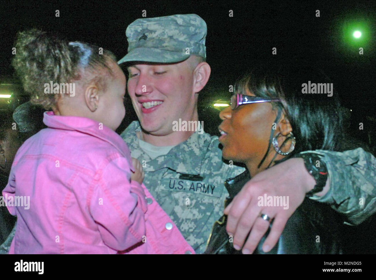 Sergeant Joseph Barringer holds his daughter and wife by Georgia ...