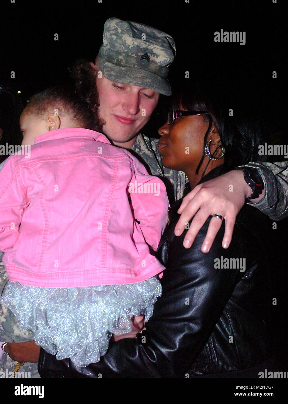 Sergeant Joseph Barringer hugs his daughter and wife by Georgia ...