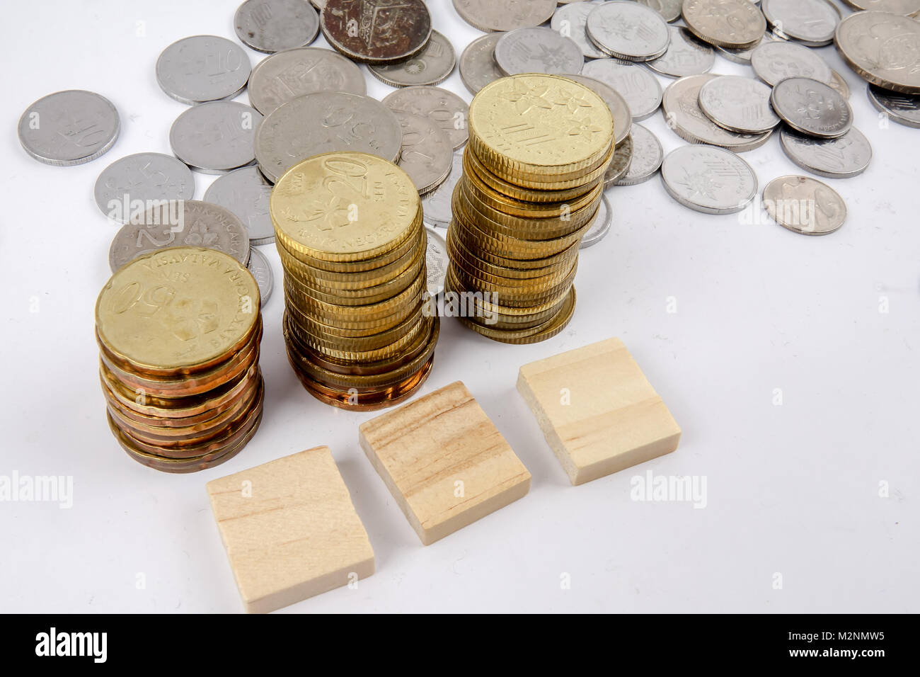 BUSINESS CONCEPT: Coins and wooden plate Stock Photo - Alamy