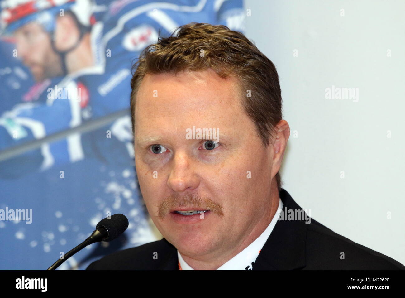 Trainer mike stewart augsburg panther hi-res stock photography and ...