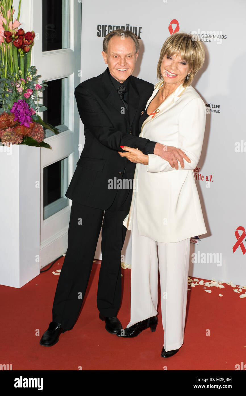 Georg Preuß und Judy Winter auf dem roten Teppich der 15. Benefitzgala ...