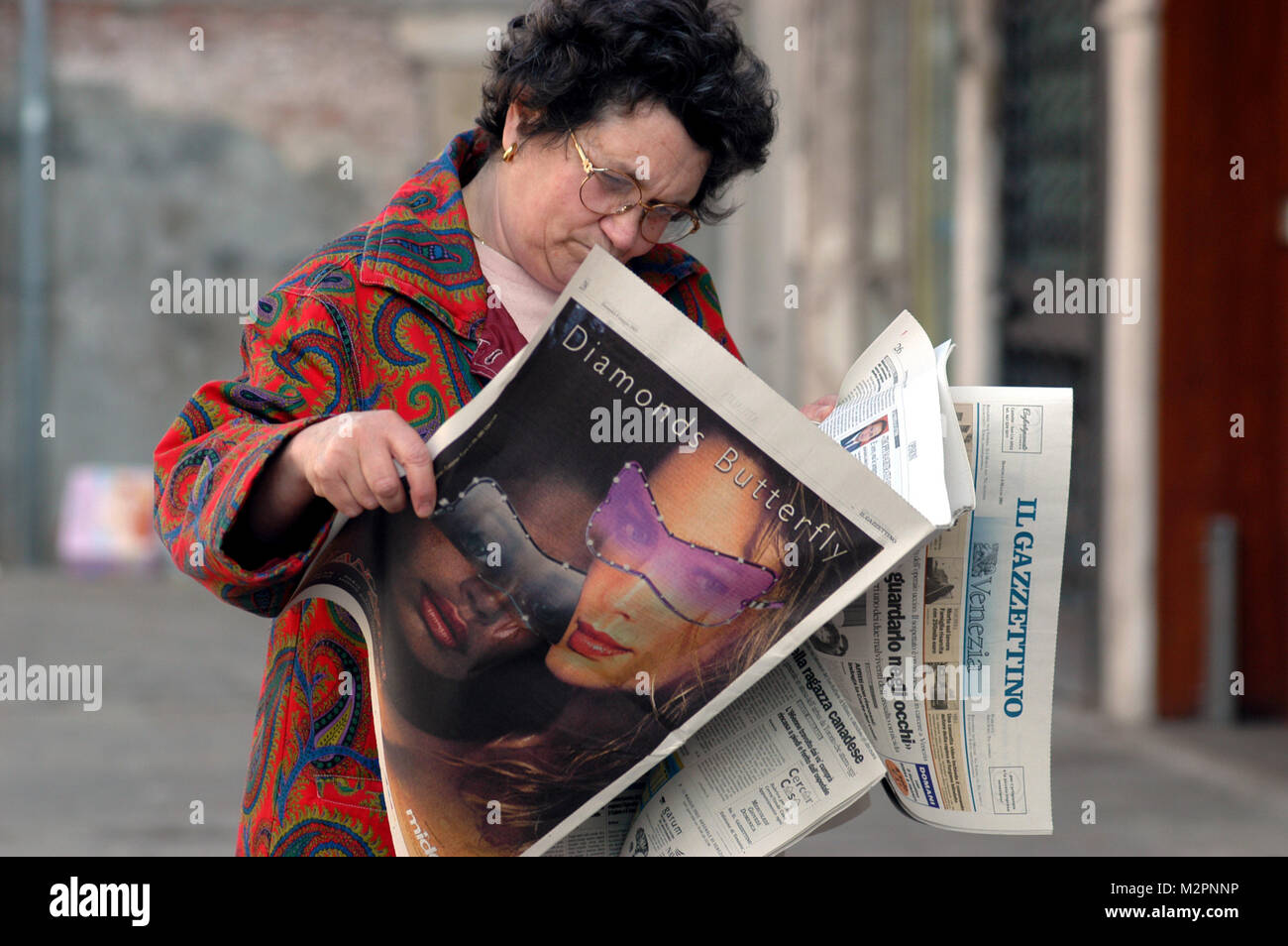 Venice, Italy. Woman reads il Gazzettino di Venezia newspaper Stock ...