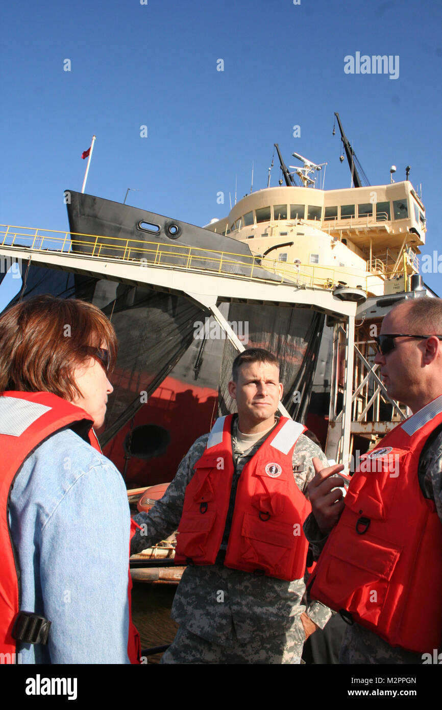 From left, Jo-Ellen Darcy, assistant secretary of the Army for civil ...