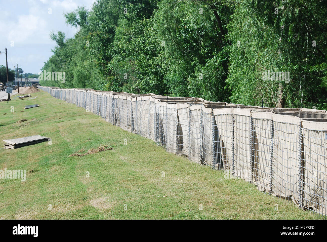 MORGAN CITY, La. – Louisiana National Guardsmen build HESCO baskets as ...