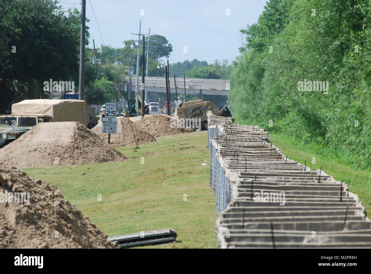 MORGAN CITY, La. – Louisiana National Guardsmen build HESCO baskets as ...