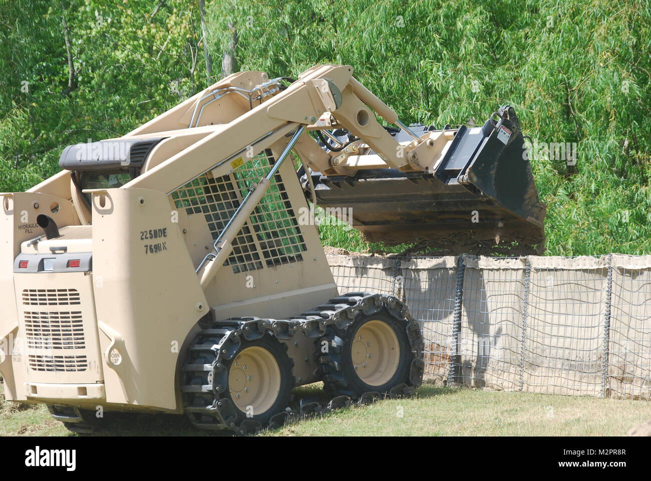 MORGAN CITY, La. – Louisiana National Guardsmen build HESCO baskets as ...
