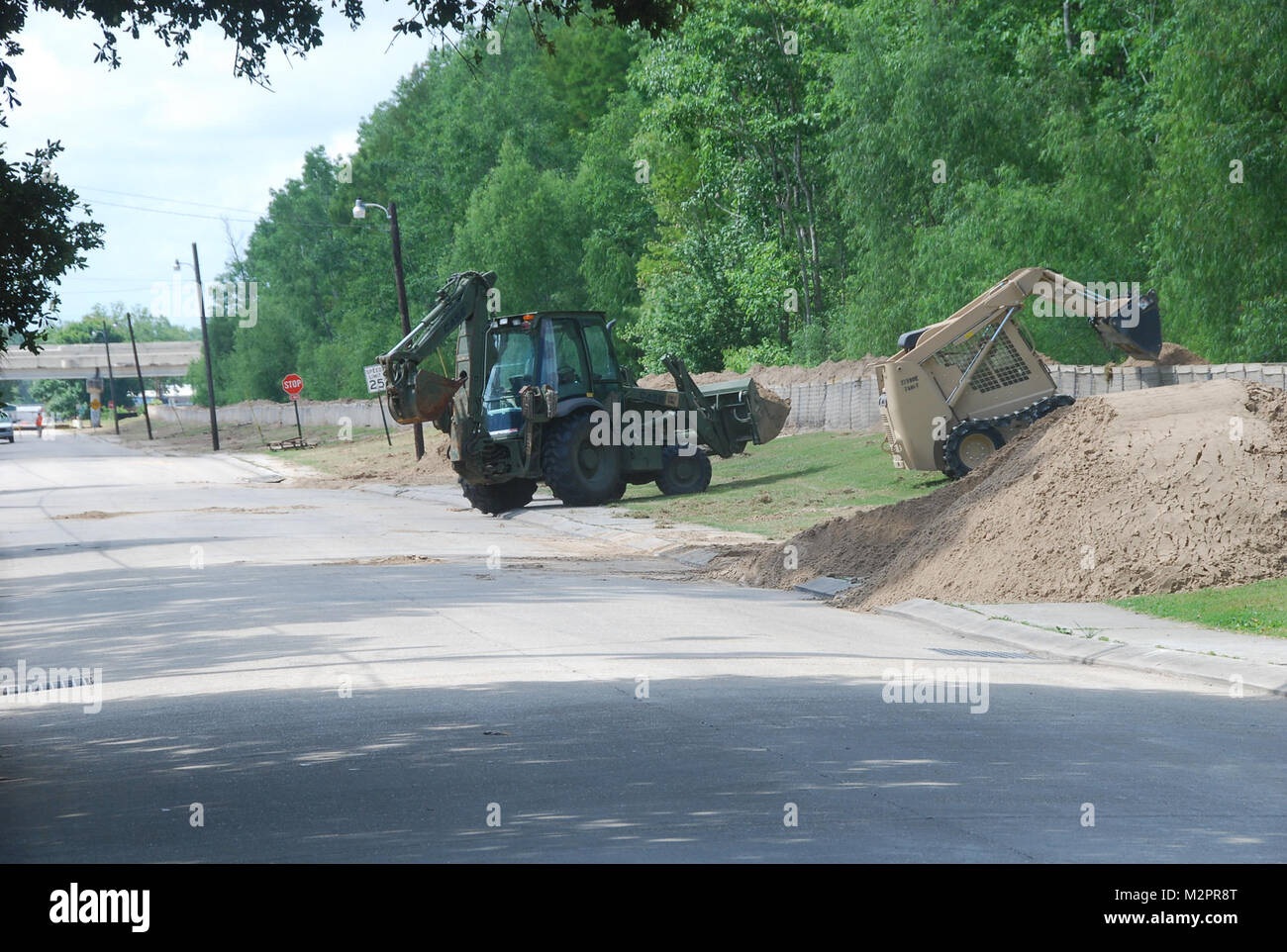 MORGAN CITY, La. – Louisiana National Guardsmen build HESCO baskets as ...