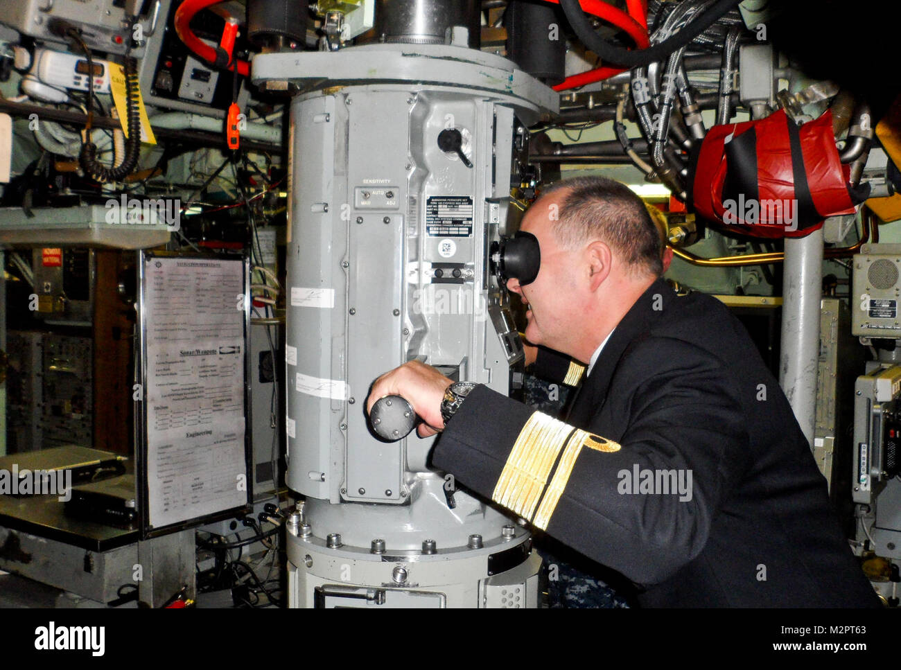 Periscope los angeles class submarine hi-res stock photography and ...