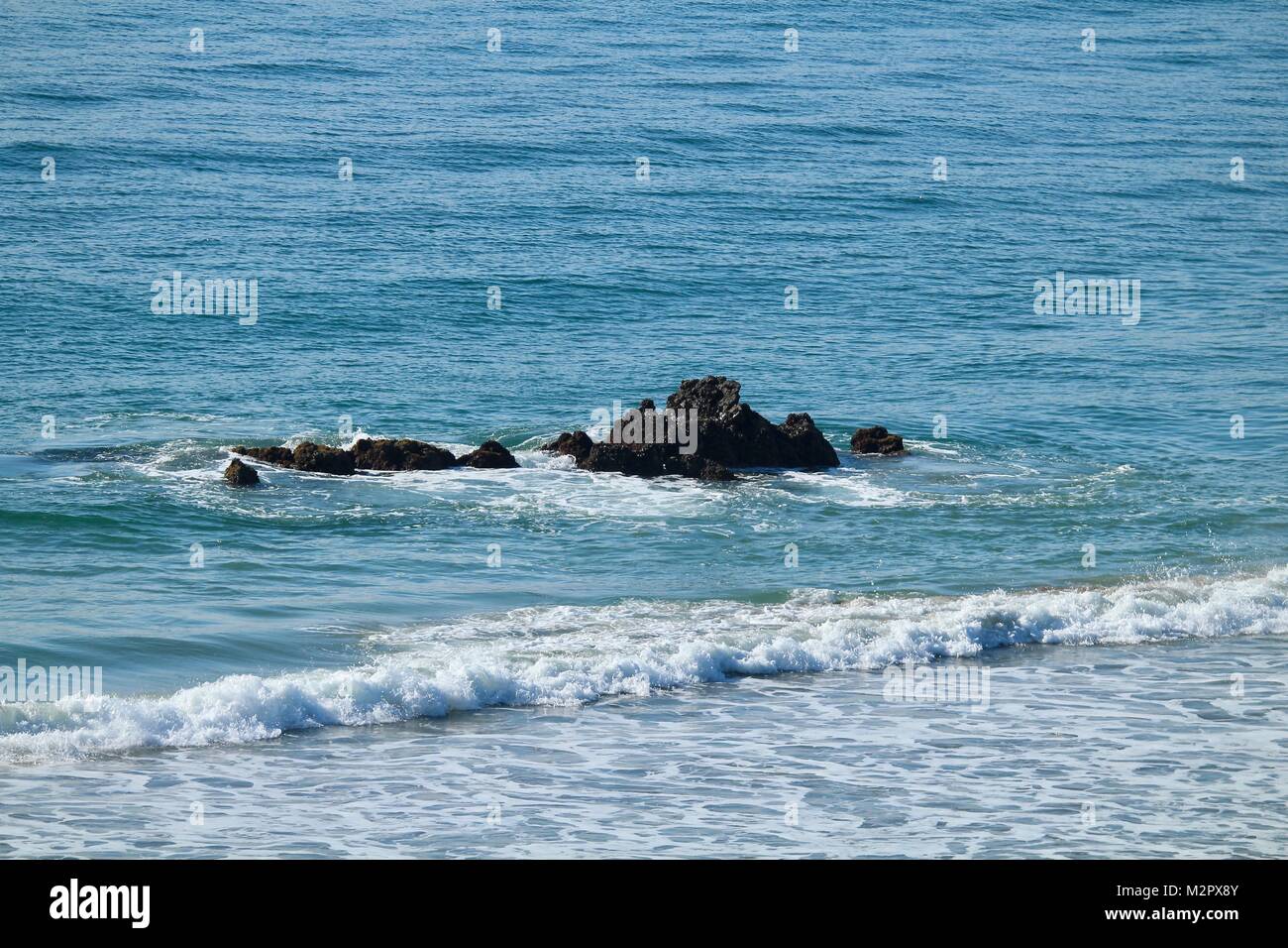 Large ocean rock hi-res stock photography and images - Alamy