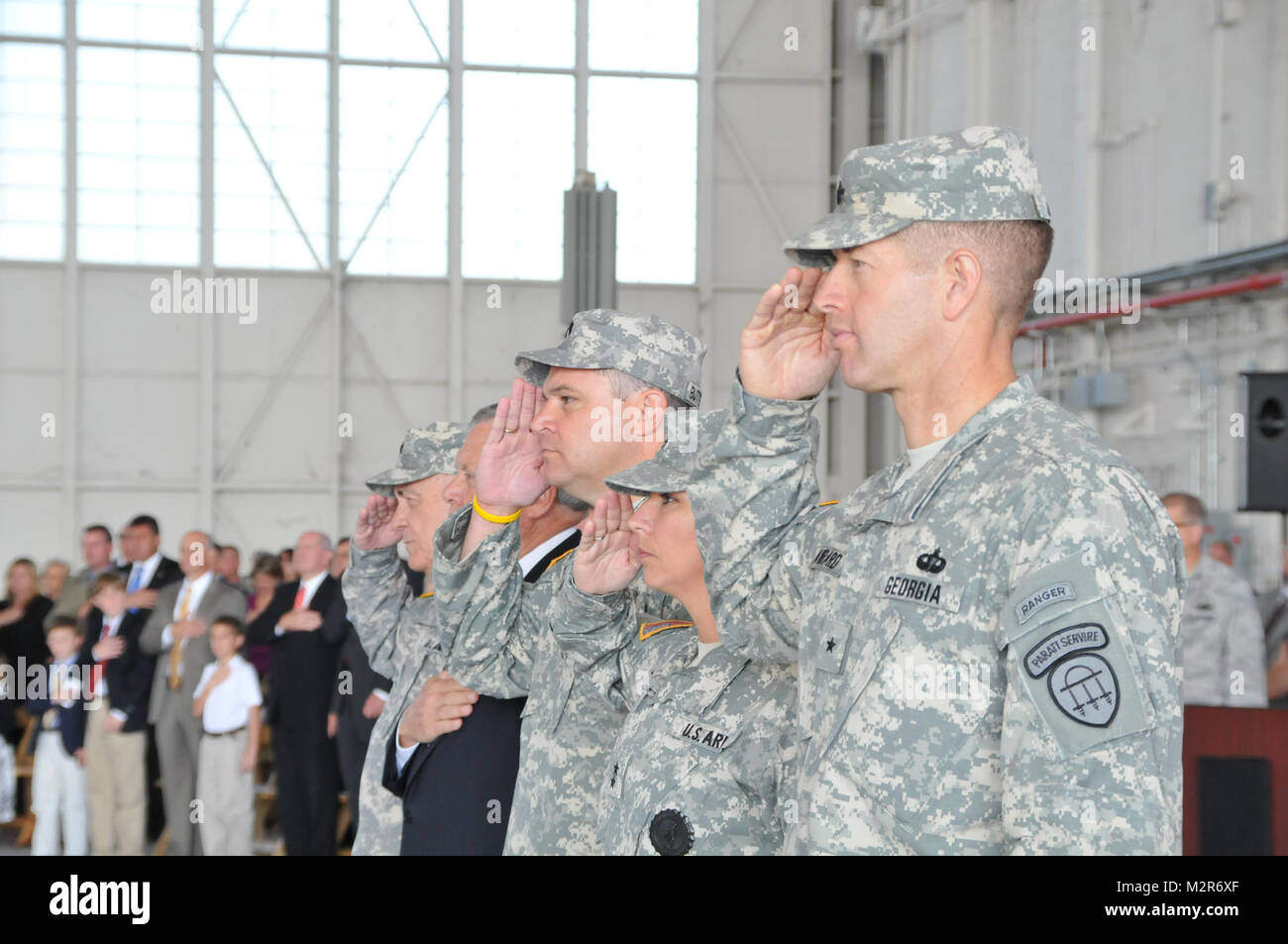 Saluting the colors by Georgia National Guard Stock Photo - Alamy