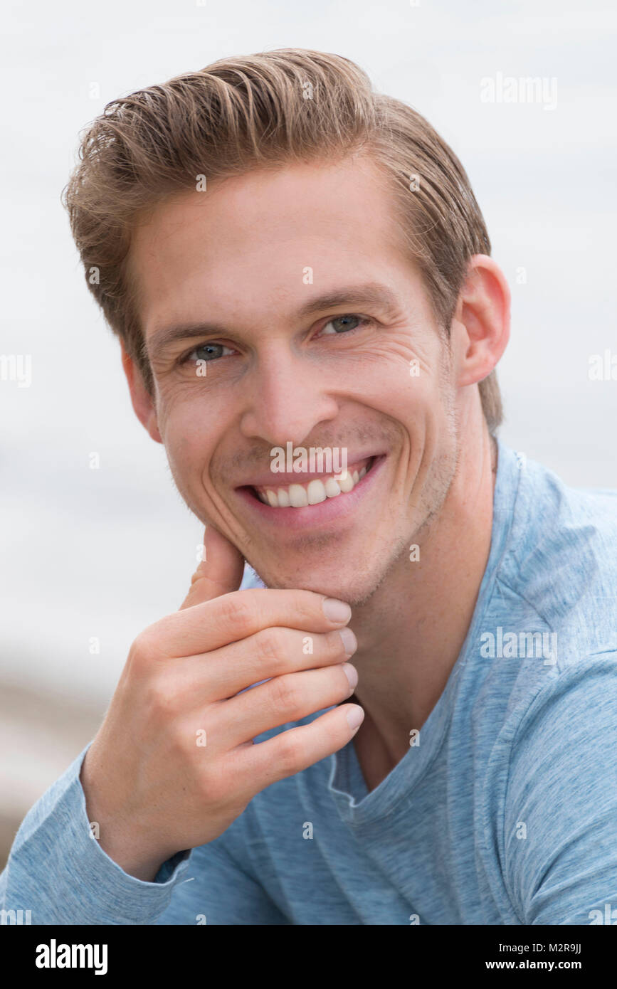 Smile outside hi-res stock photography and images - Alamy