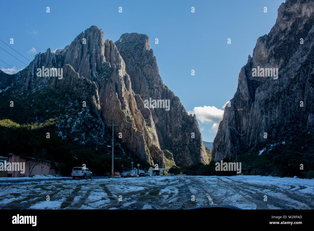 Pictures taken during historical snowfall in the town of Hidalgo, N.L ...