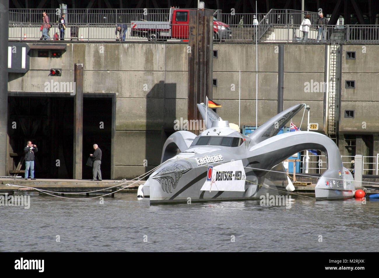 Der Trimaran "Earthrace" in Hamburg im Augst 2007, das Raketenboot ...