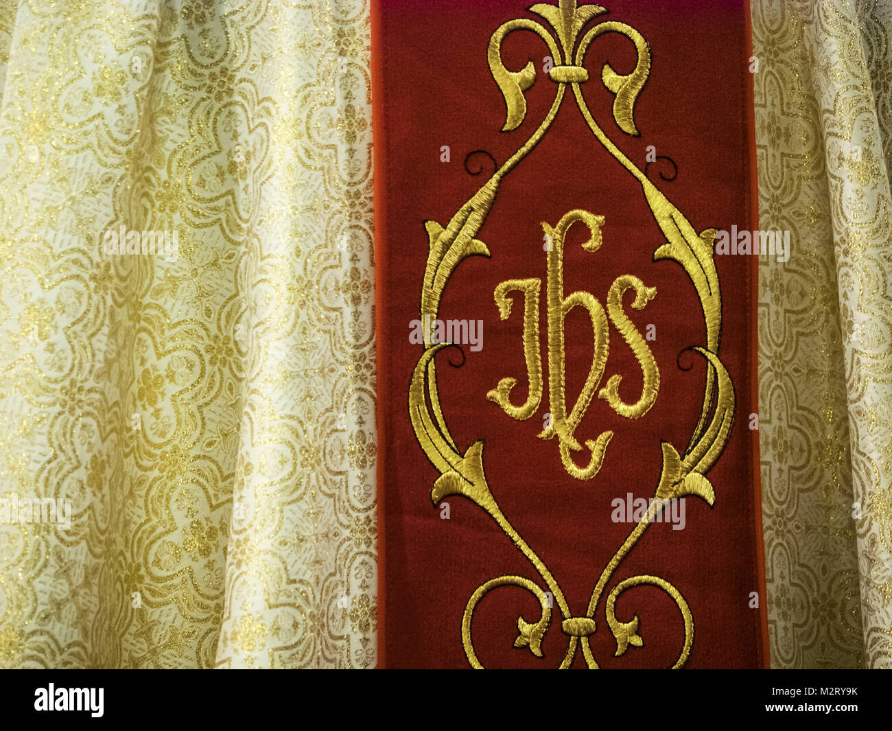 Ceremonial cloak hi-res stock photography and images - Alamy