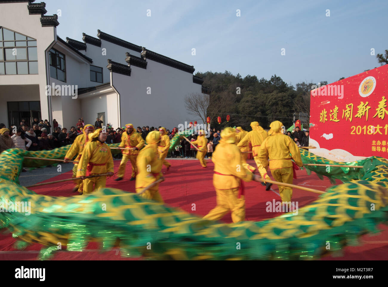 (180208) -- ANJI, Feb. 8, 2018 (Xinhua) -- Actors perform dragon dance ...