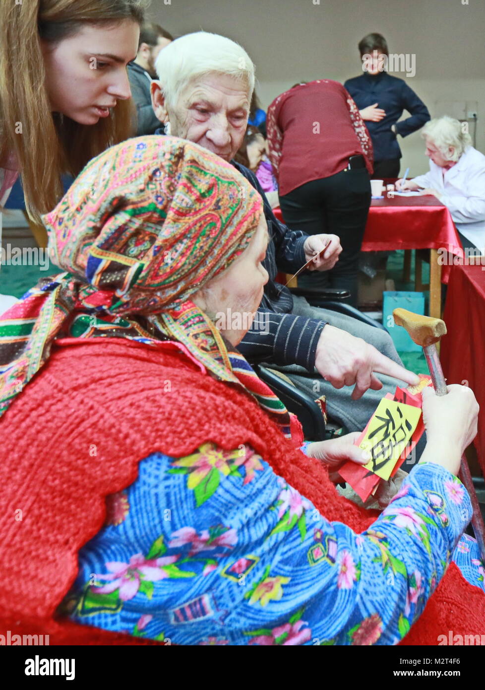 (180208) -- KIEV, Feb. 8, 2018 (Xinhua) -- Elderly people receive ...