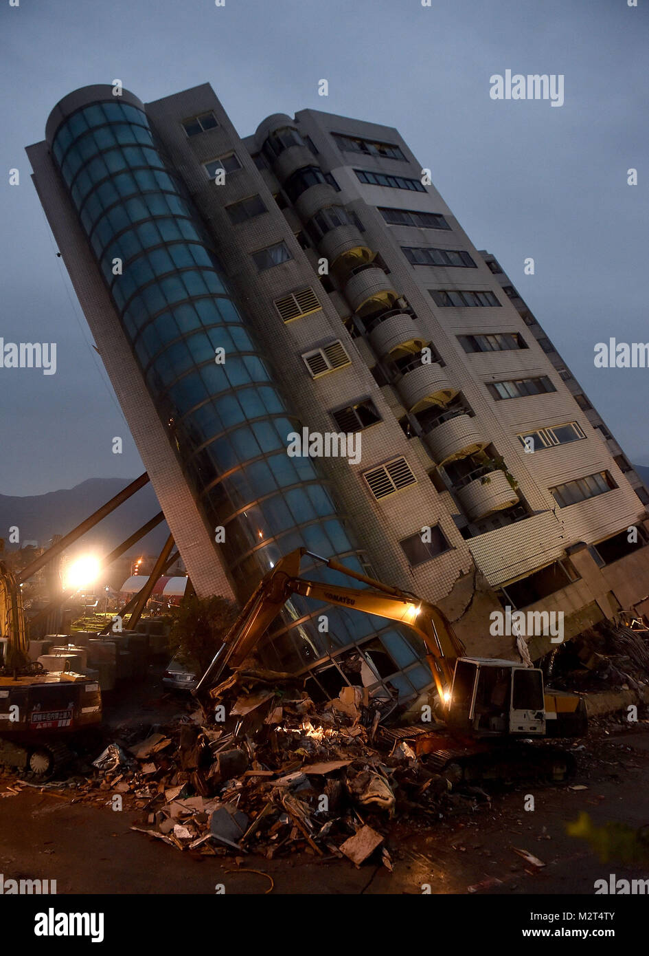 Earthquake damaged building in taiwan hi-res stock photography and ...
