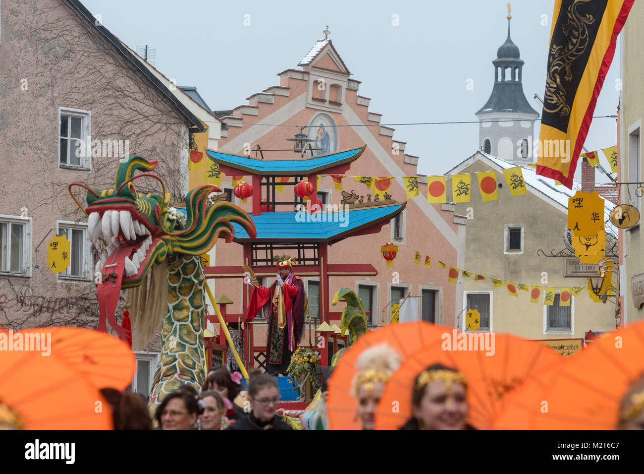Dietfurt, Germany. 8th Feb, 2018. A group with a Chinese dragon attend ...