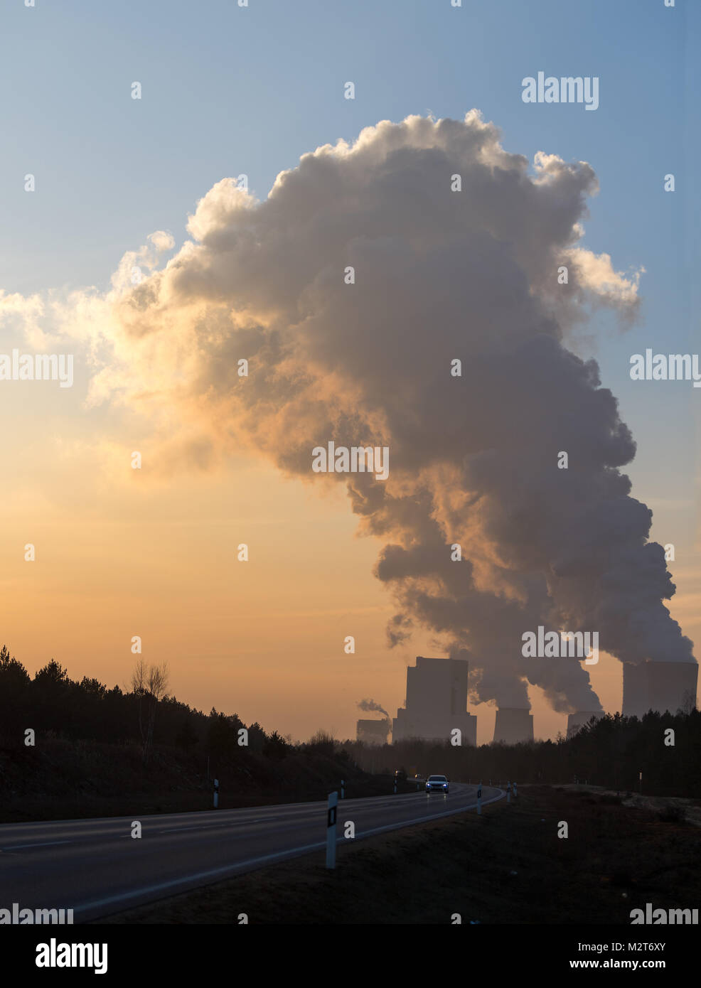 Boxberg, Germany. 7th Feb, 2018. White steam ascends from the cooling ...