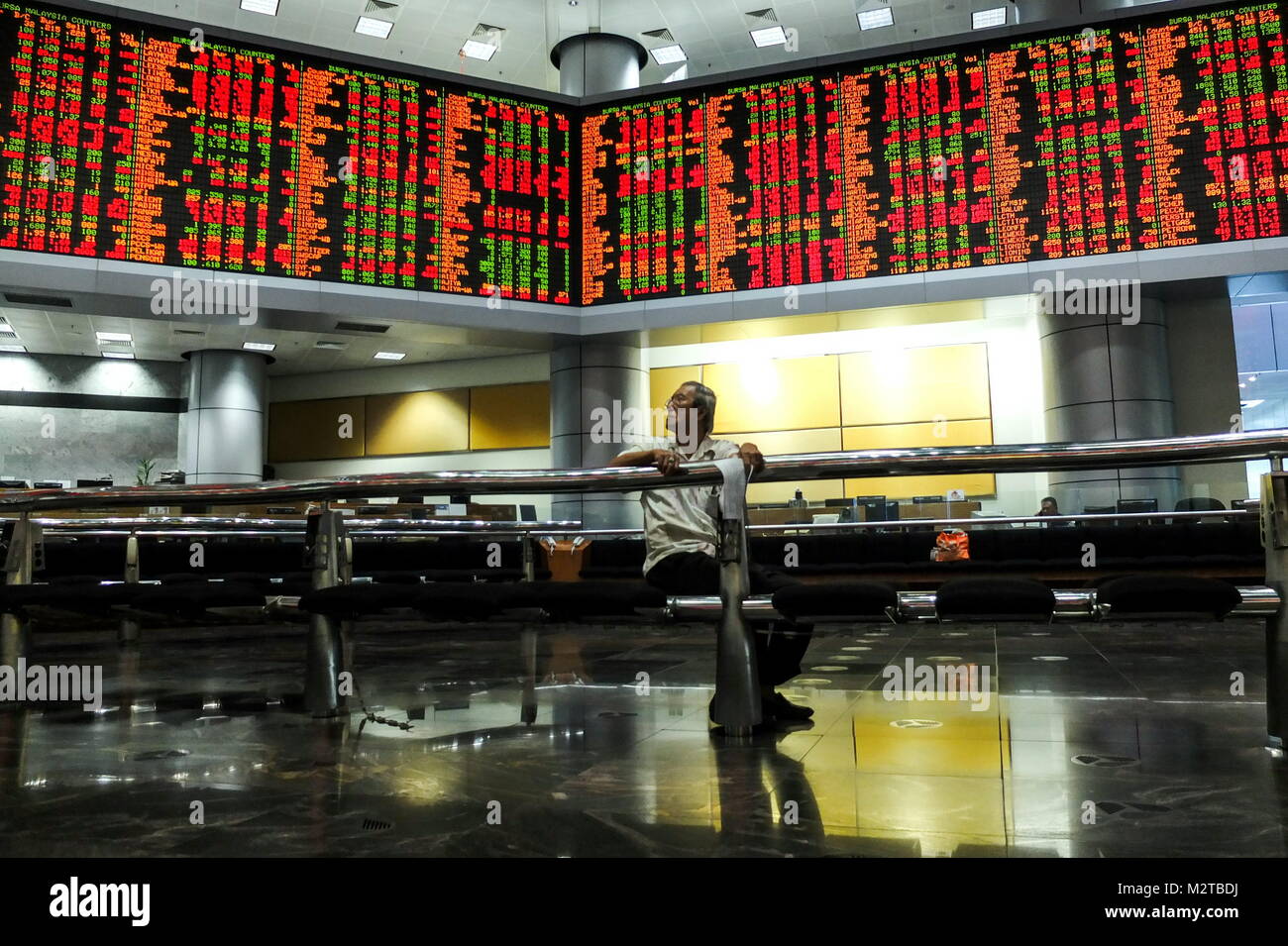 Stock market trading boards hi-res stock photography and images - Alamy