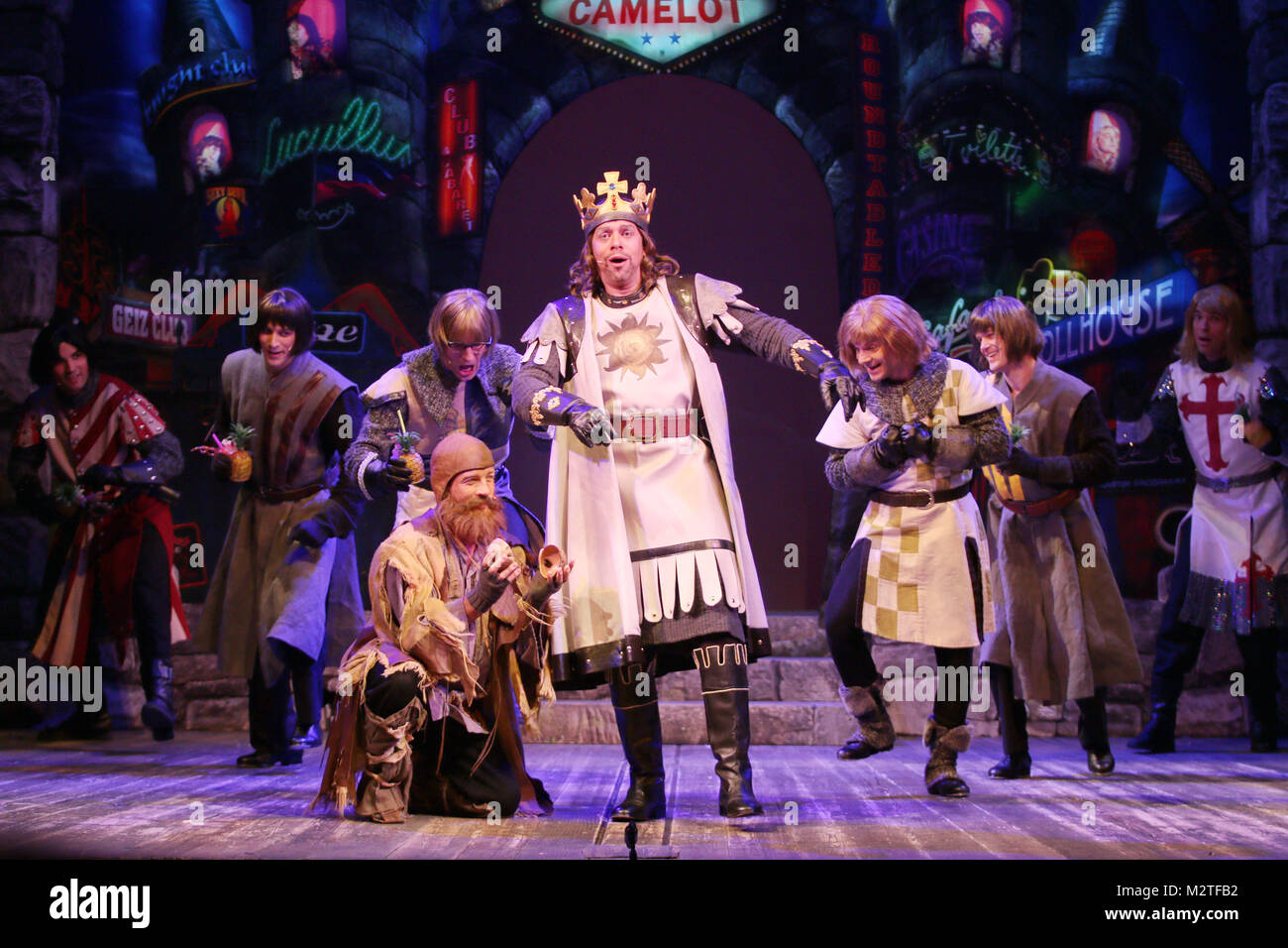 Eric Haettenschwiler (Koenig Arthus) mit seinen Rittern auf Schloss ...