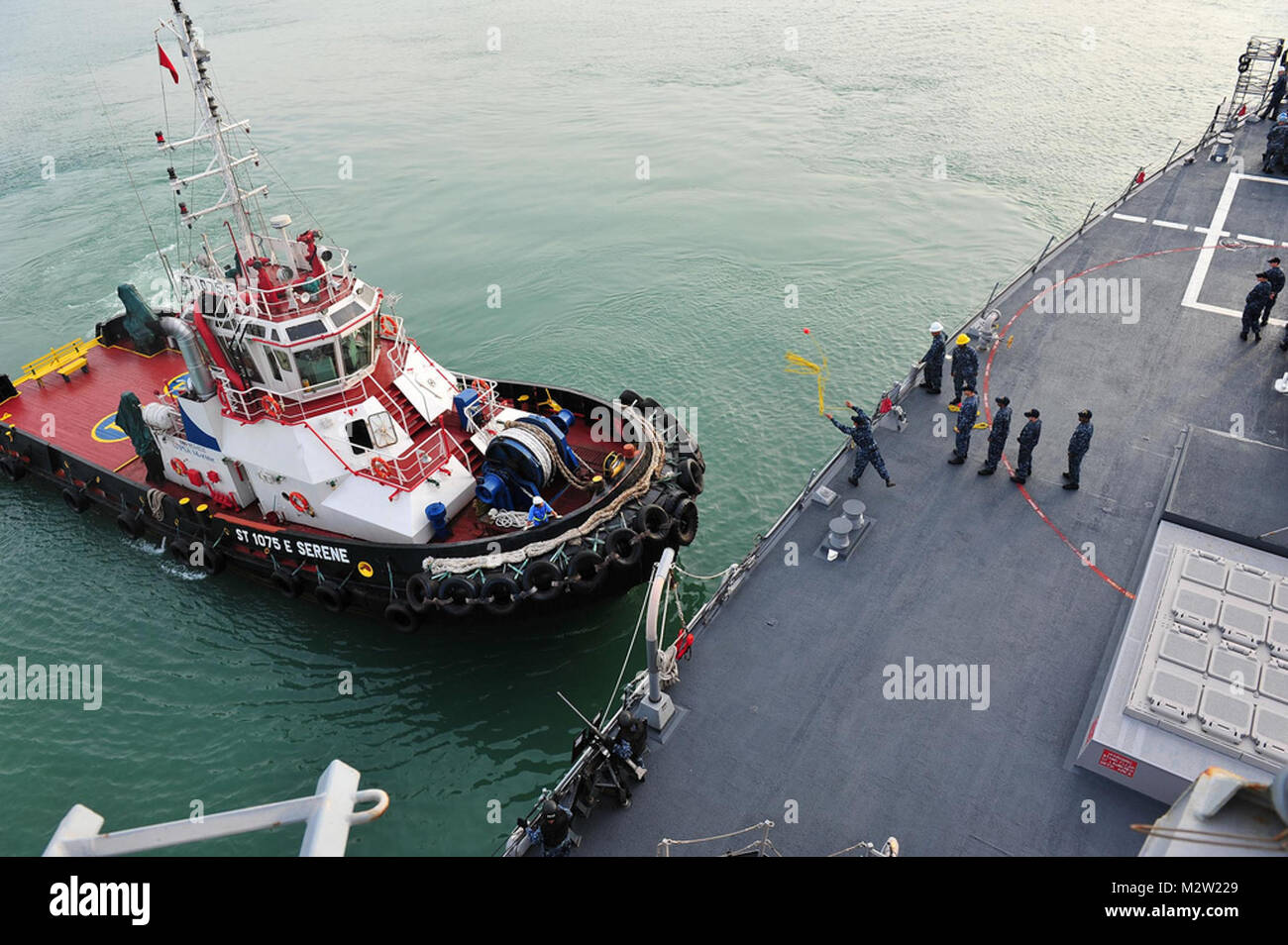 USS Pinckney throws a heaving ball to connect to a tugboat by #PACOM ...
