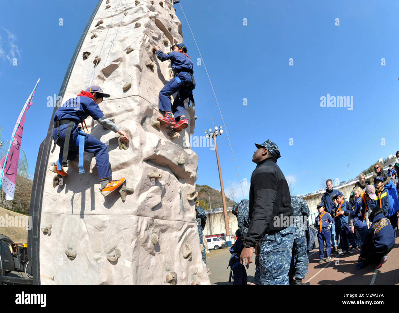 Army rock climbing wall hi-res stock photography and images - Alamy