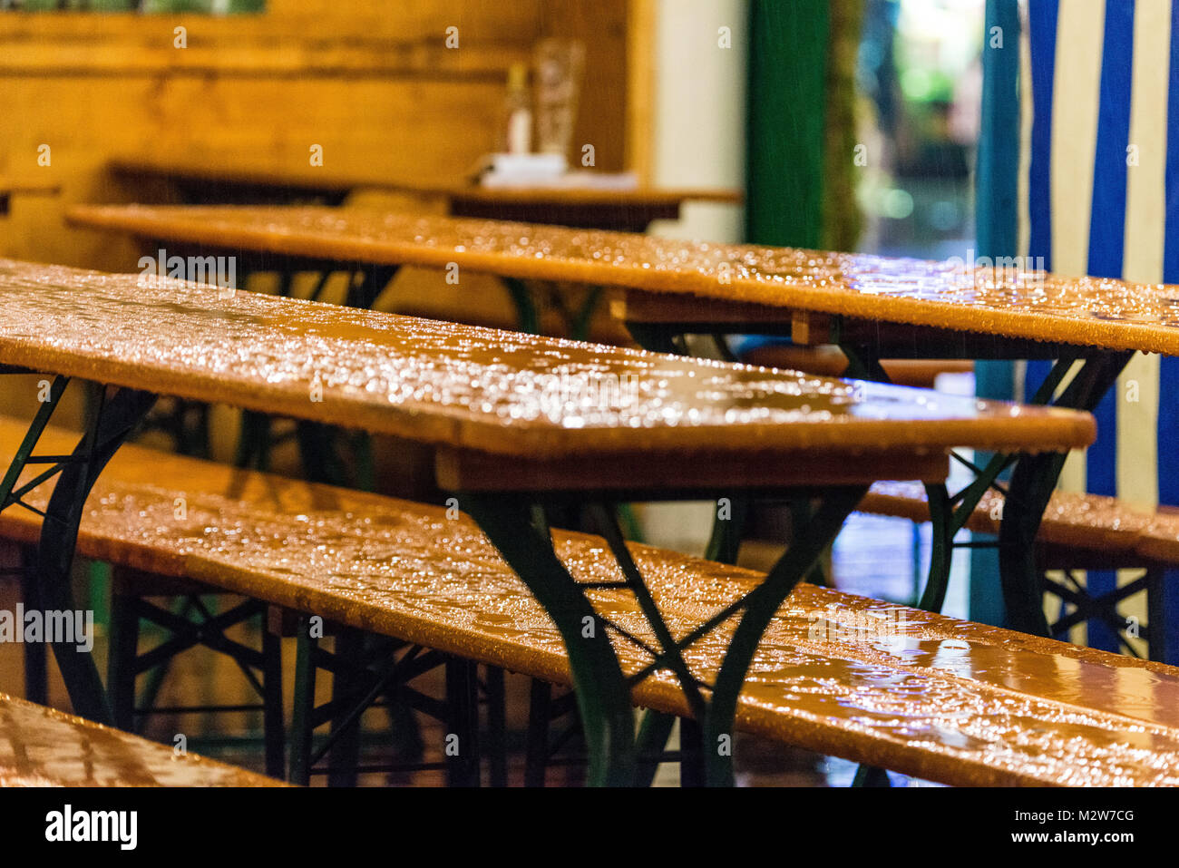 Wet tables hi-res stock photography and images - Alamy