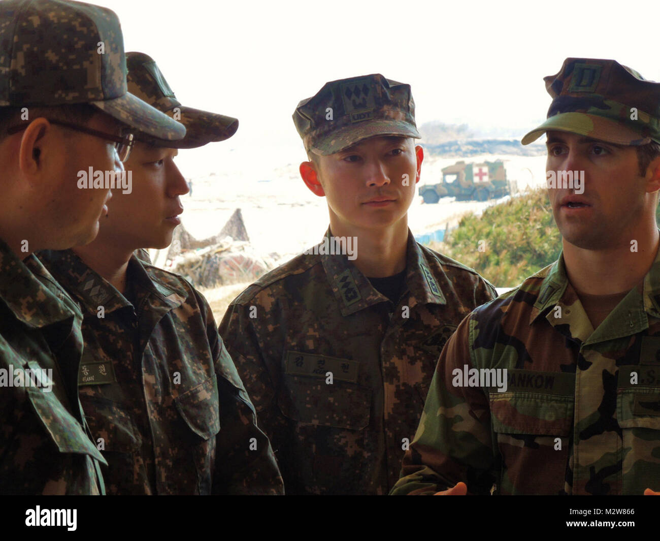 Discusses U.S. Navy EOD operations with Republic of Korea by #PACOM ...