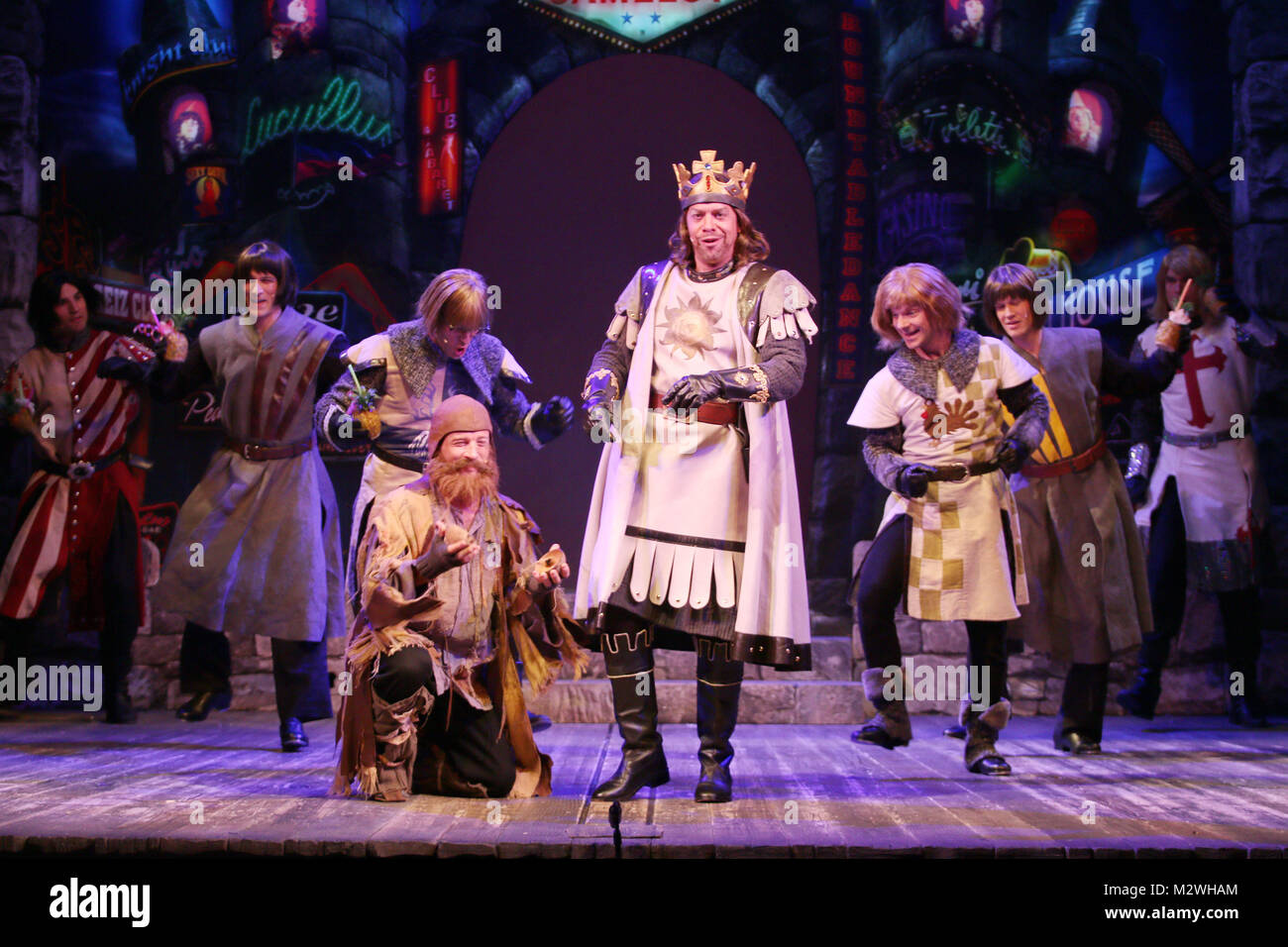 Eric Haettenschwiler (Koenig Arthus) mit seinen Rittern auf Schloss ...