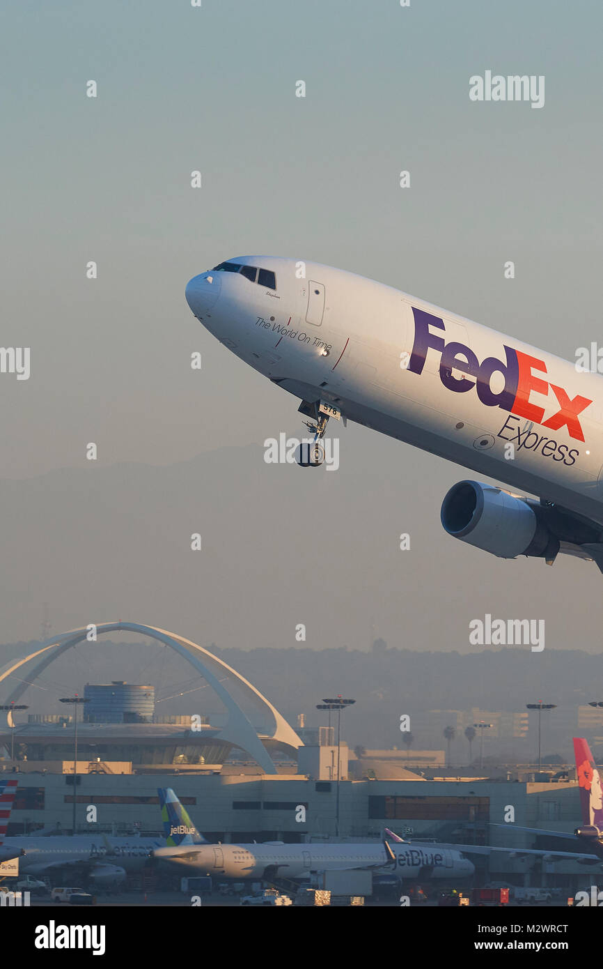 Fedex md 11 cargo aircraft hi-res stock photography and images - Alamy