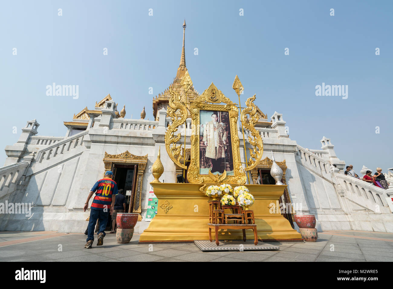 The external view of Wat Traimit temple in Bangkok, Thailand Stock ...