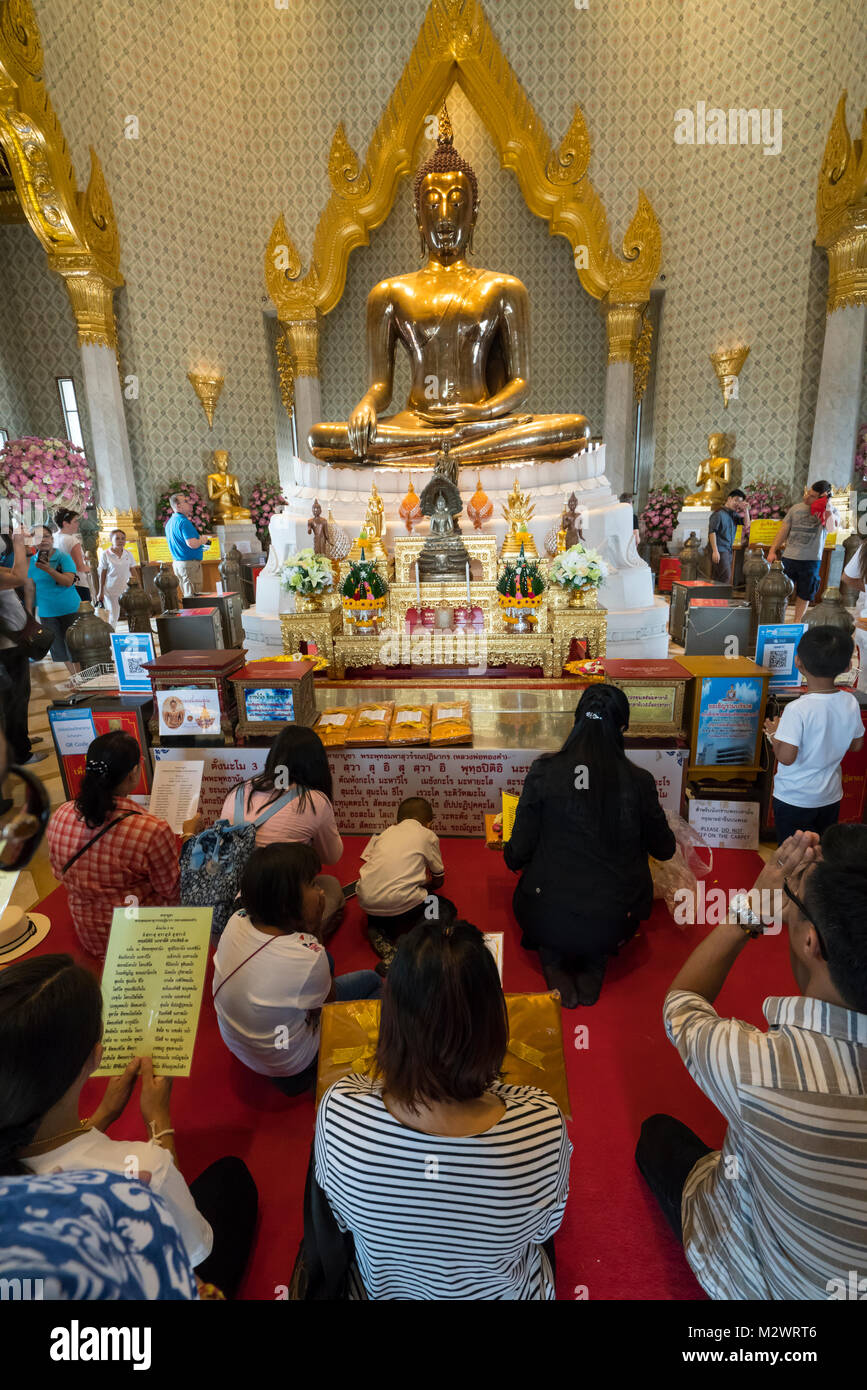 The golden Buddha in Wat Traimit temple in Bangkok, Thailand Stock ...
